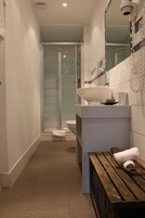 Quarto casal superior, vista parcial para o lago | Banheiro | Chuveiro, produtos de toalete grátis, toalhas de banho 
