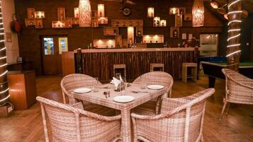 Culinária internacional, vistas para o jardim