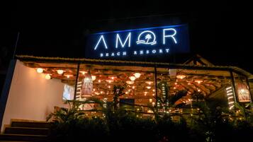 Fachada da propriedade à noite