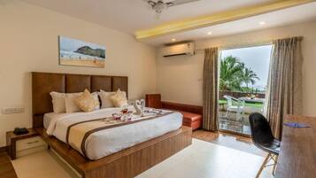 Frigobar, cofres nos quartos, escrivaninha