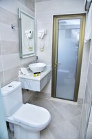 Quarto família, 2 quartos | Banheiro | Chuveiro, secador de cabelo, chinelos, toalhas de banho