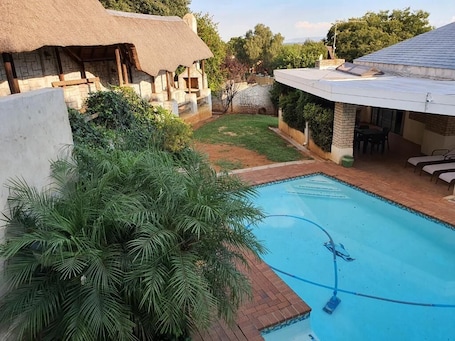 Piscina exterior, espreguiçadeiras