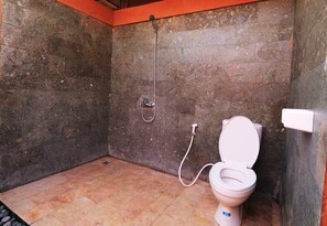 Quarto luxo, vista para o jardim | Banheiro | Produtos de toalete grátis, bidê, toalhas de banho, sabonete