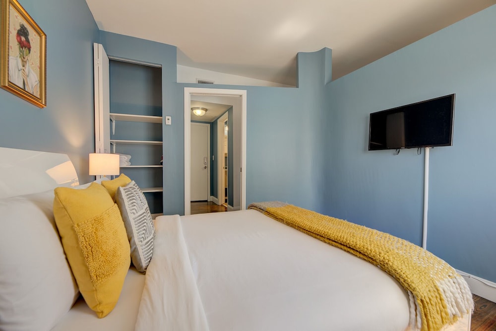 Fully Renovated 1 Br In The Heart Of South Beach. One Block From Beach - South Beach, FL