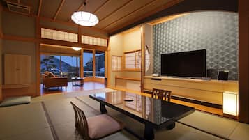 Quarto Tradicional (Hinoki&Shigarakiyaki-Bath - Suigyoku) | Edredões de penas, cofre no quarto, secretária