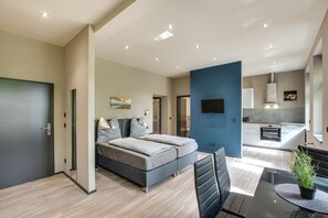 Roupas de cama premium, escrivaninha, ferros/tábuas de passar roupa