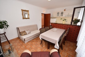 Apartamento conforto, vista para o mar | Opções para refeição no quarto