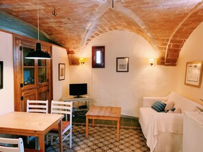 Apartamento, 2 quartos | Área de estar | TV, pisos aquecidos