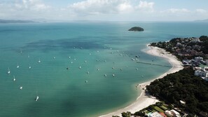 Vista para praia/oceano