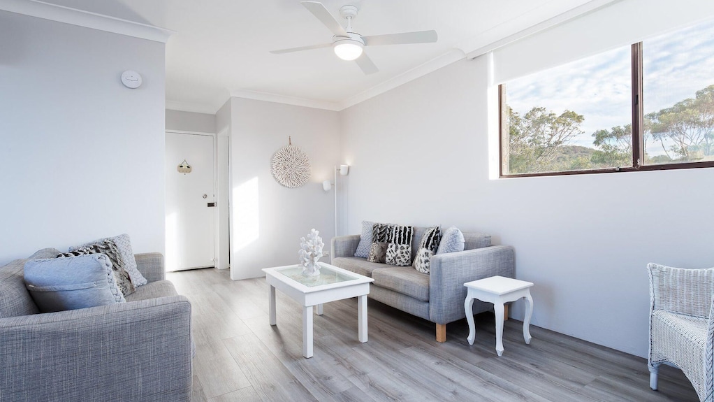 Bellevue, 7 4 Donald Street - Renovated Unit With Air Con And Wi-fi With Views & Central To Cbd - Port Stephens