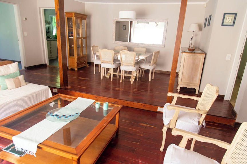 Casa Moderna, Cómoda, Categoría. 6 Ambientes, Parque De 1800m2 Con Sol Y Sombra. - San Carlos de Bariloche