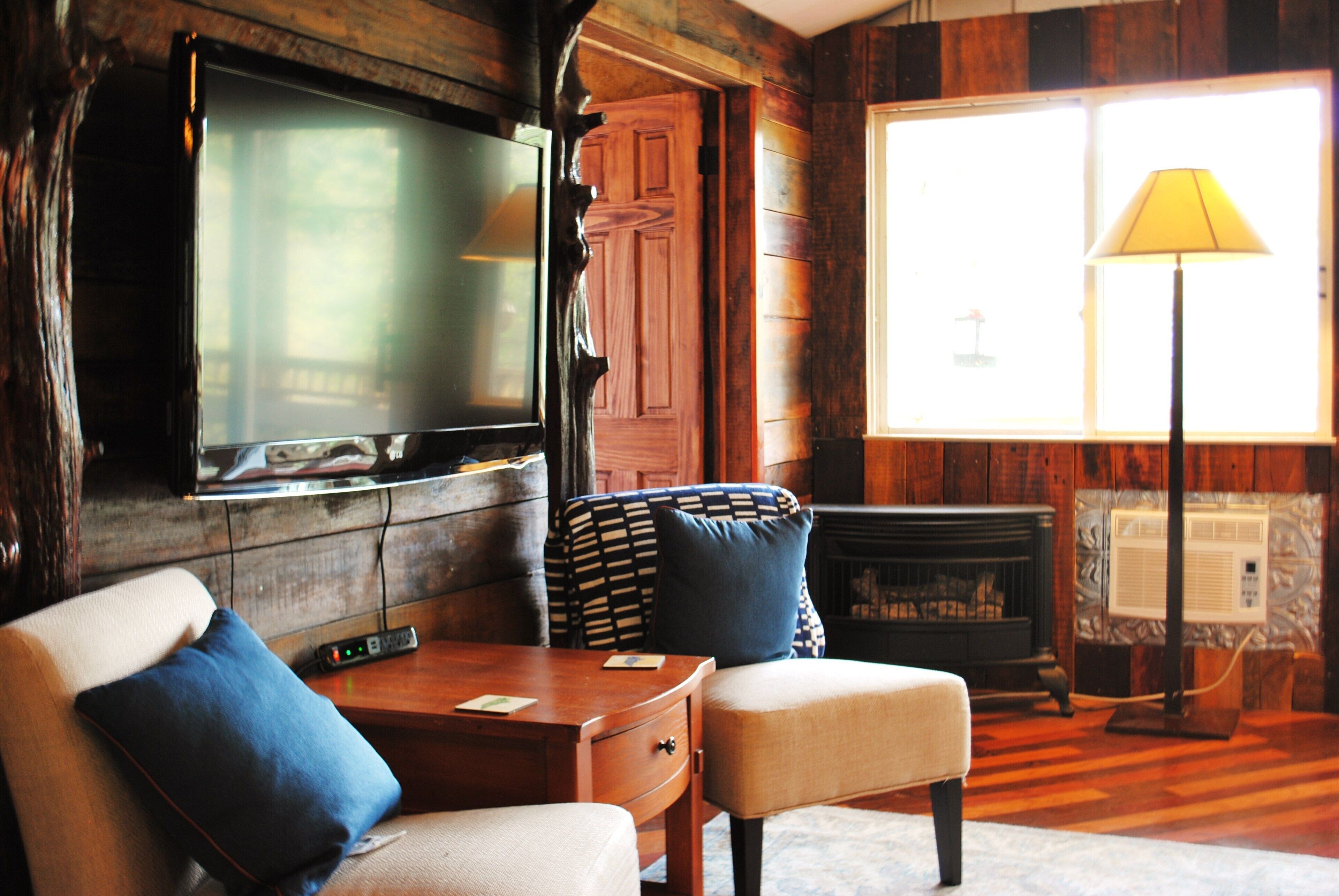 Distinctive Cabin + Cozy Guesthouse + Sauna Near Major Attractions, Fiber - Chimney Rock, NC