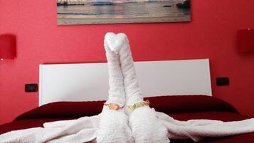 Quarto Triplo Standard, vista para o jardim | Edredões de penas, com mobília individualizada, secretária