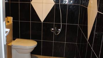 Quarto Quádruplo Familiar, 1 quarto, casa de banho privativa | Casa de banho | Um polibã, chinelos, um bidé, toalhas fornecidas