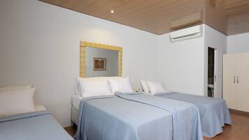 Quarto Quádruplo Familiar, 1 quarto, casa de banho privativa | Lençóis de algodão egípcio, roupa de alta qualidade, minibar