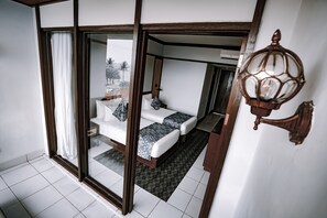 Quarto Deluxe (Garden Twin with Shuttle Denpasar -) | Minibar, cofre no quarto, secretária, cortinas/cortinados opacos 
