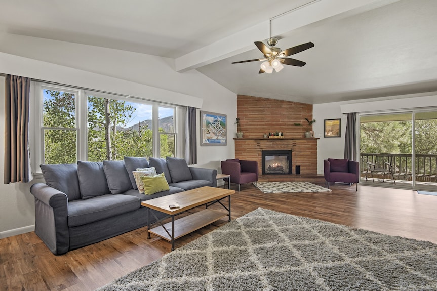 マウントチャーマー-Nau近く、ダウンタウン、トレイル、キャニオンへのハイウェイ - フラッグスタッフ, AZ