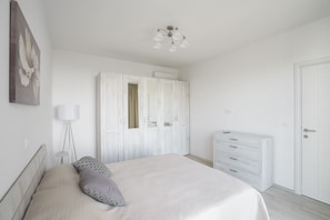 Apartamento Deluxe, 2 quartos, vista para o mar | Cofre no quarto, secretária 