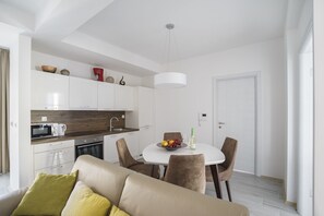 Apartamento Deluxe, 2 quartos, vista para o mar | Cozinha privada | Um frigorífico/congelador grande, um micro-ondas, um forno 