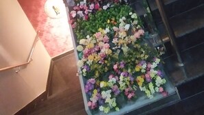 Escada com arranjo floral ao longo do corrimão.