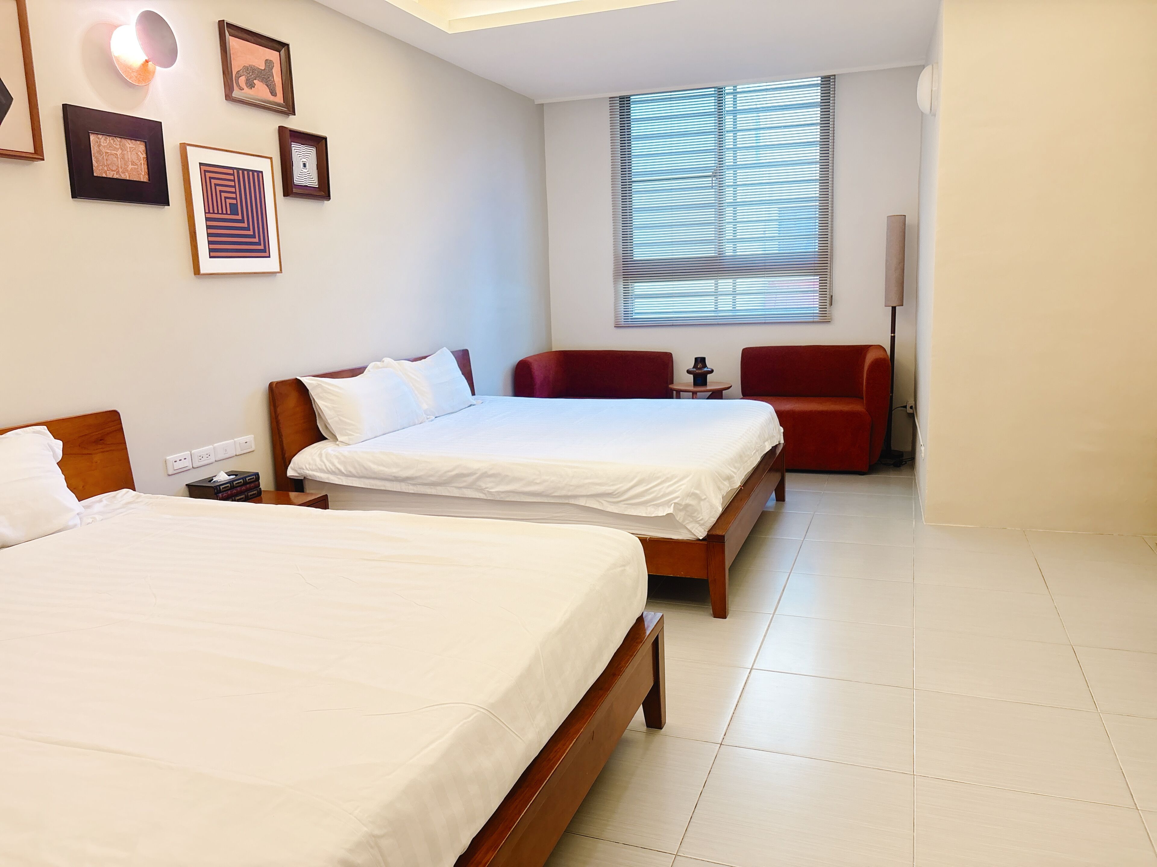 Quarto quádruplo galeria | Roupas de cama premium, edredons de pluma, individualmente decorados
