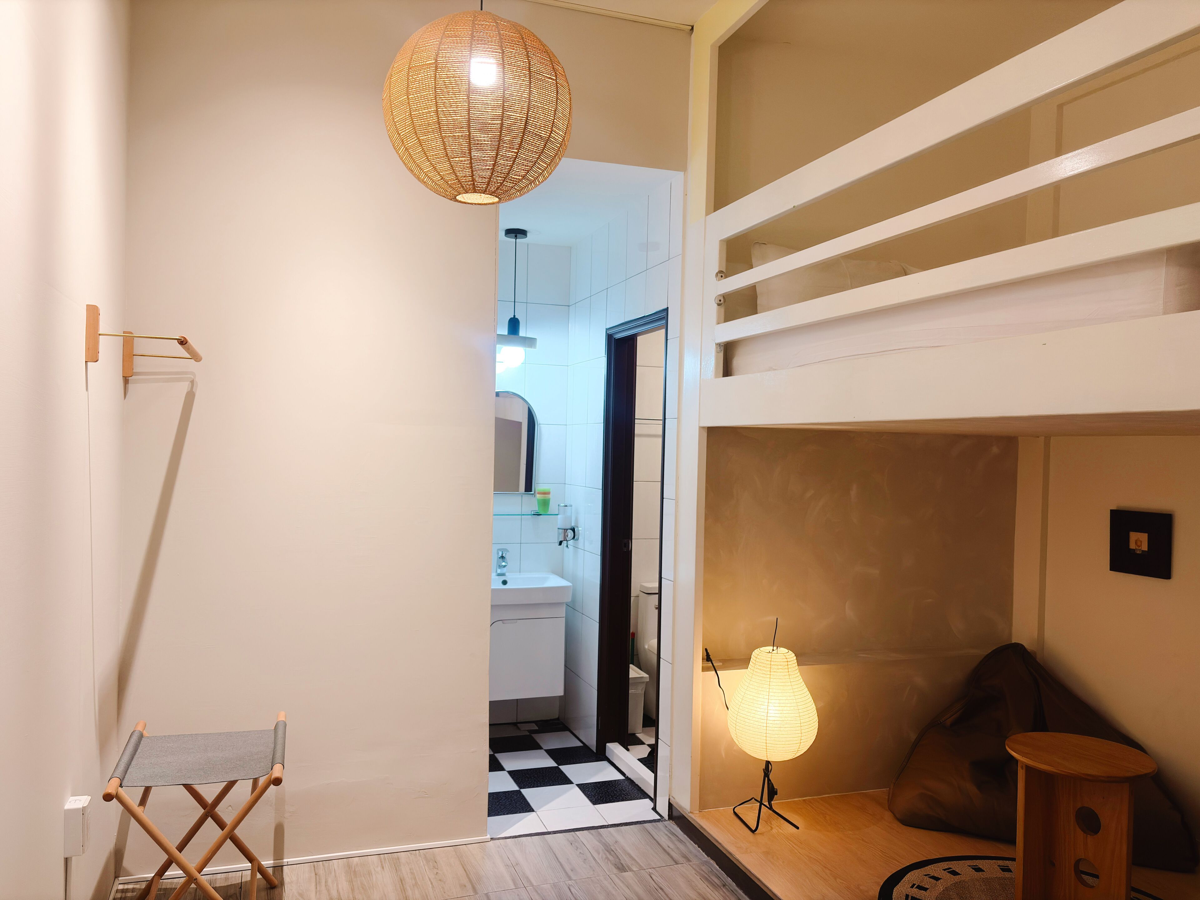 Quarto casal luxo, para não fumantes, vista para a cidade | Roupas de cama premium, edredons de pluma, individualmente decorados