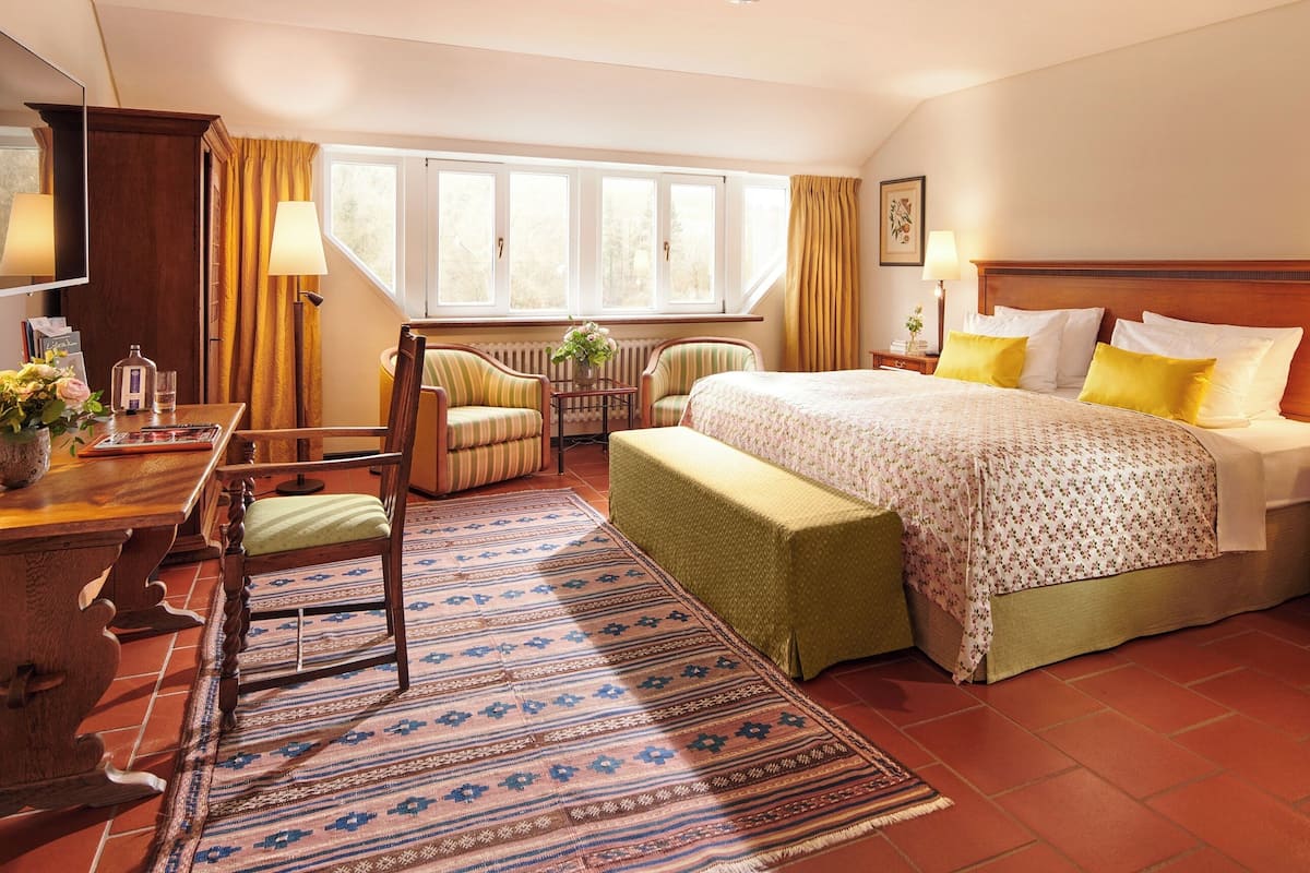 Quarto casal básico, 1 quarto, para não fumantes | Escrivaninha, espaço de trabalho para notebook, cortinas blackout