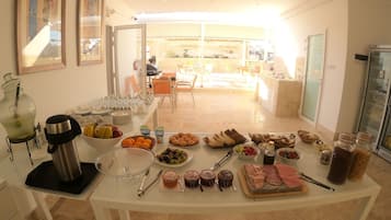 Café da manhã com buffet todos os dias (EUR 12 por pessoa)