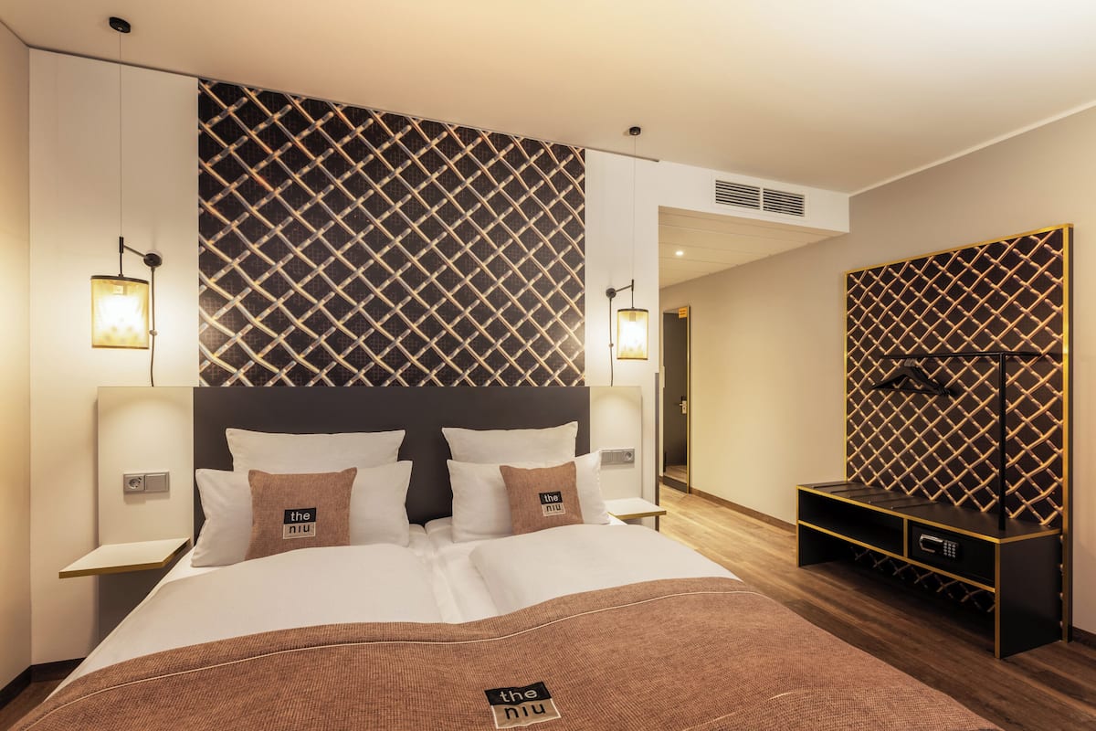 Quarto Standard, 1 cama queen-size, acessível | Roupa de alta qualidade, cofre com capacidade para portátil, secretária