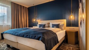 Quarto premium, 1 cama Queen | Roupas de cama premium, cofres nos quartos, cortinas blackout