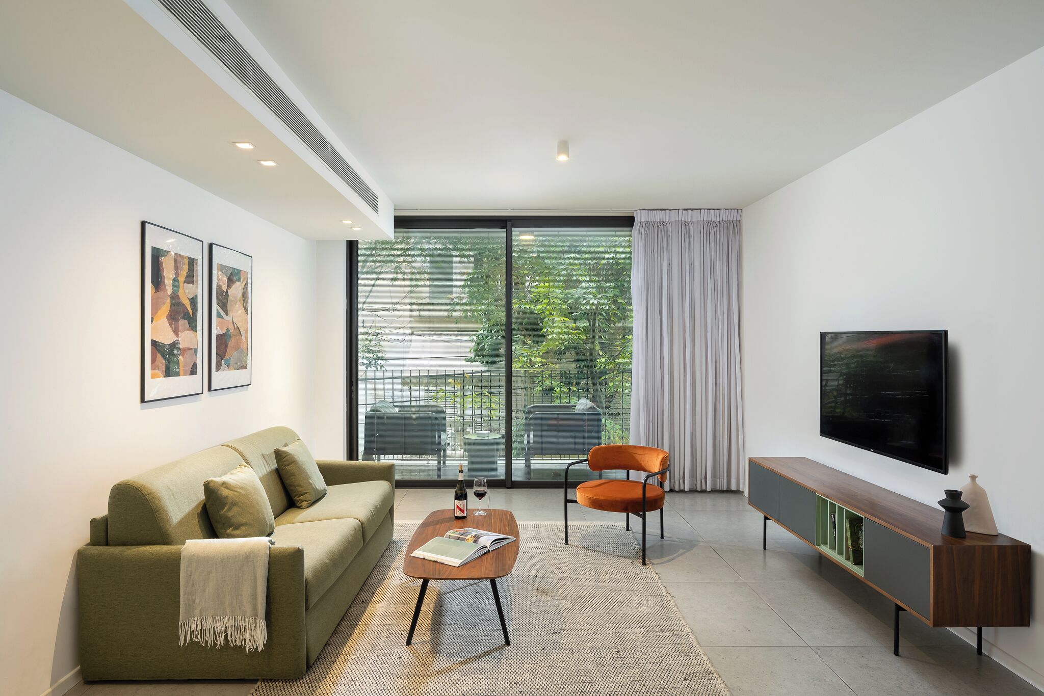 Apartamento, 1 quarto, sacada | Área de estar | Smart TV 43 polegadas com canais via satélite, TV