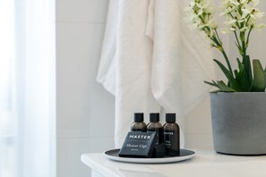 Apartamento superior, 3 quartos, sacada | Comodidades do banheiro | Produtos de toalete grátis, secador de cabelo, toalhas de banho 