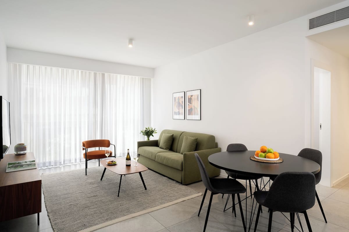 Apartamento, 1 quarto | Área de estar | Smart TV 43 polegadas com canais via satélite, TV