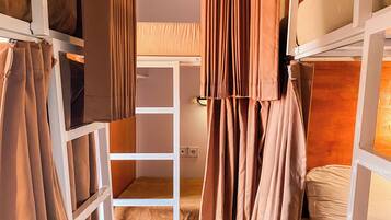 6-Bed Mixed Dormitory | Wi-fi grátis, roupa de cama fornecida