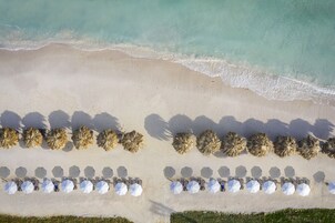 Uma praia privada, praia de areia branca, toldos de praia (sobretaxa) 