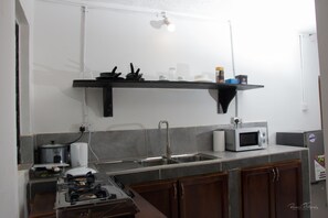 Quarto casal, 2 quartos | Cozinha americana privada | Chaleira elétrica
