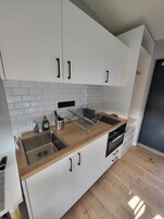 Geladeira grande, micro-ondas, fogão, cooktop