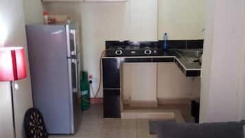 Geladeira grande, fogão, cooktop, chaleira elétrica