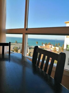 Apartamento, 2 quartos | Sala | TV de ecrã plano