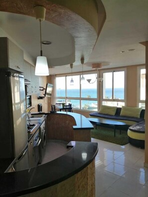 Apartamento, 2 quartos | Sala de estar | TV de ecrã plano