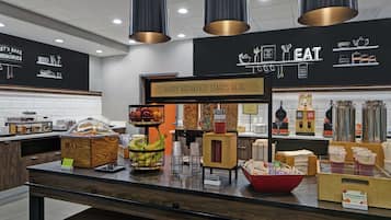 Café da manhã com buffet grátis todos os dias
