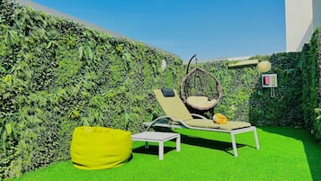 Piscina exterior, guarda-sóis, espreguiçadeiras