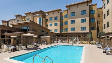 Um hotel com piscina, área de estar externa e uma placa indicando "Residence Inn".