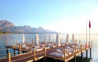 Praia particular, espreguiçadeiras, guarda-sóis, toalhas de praia