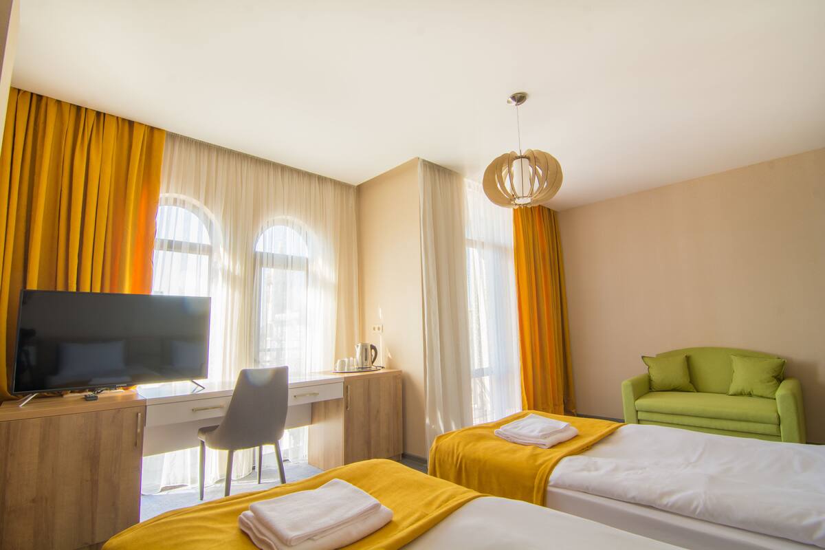 Quarto duplo (with extra bed) | Área de estar | TV LED