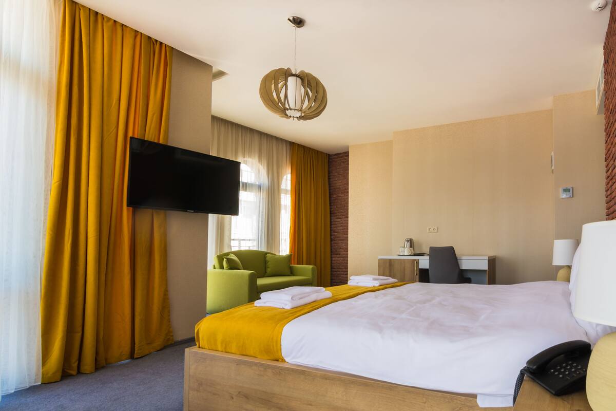 Quarto casal (with extra bed) | Área de estar | TV LED
