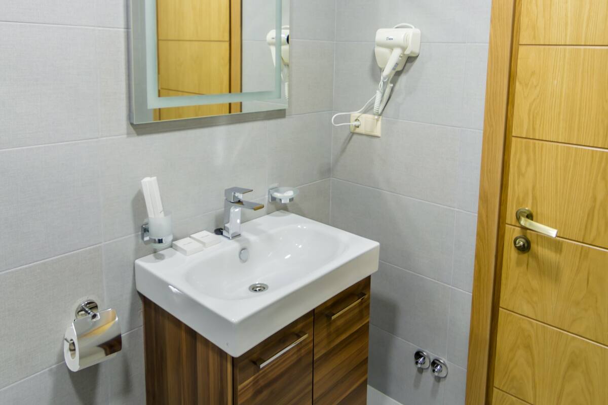 Quarto casal | Banheiro | Produtos de toalete grátis, secador de cabelo, roupões de banho 