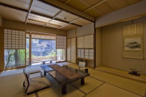 Quarto Tradicional (Japanese SUKIYA Style, for 4 People) | Cofre no quarto, Wi-fi grátis