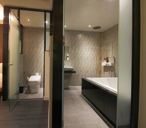 Premium Twin Room, No Smoking, Base 2, Max 3, Surcharge on spot | Banheiro | Chuveiro/banheira combinados, produtos de toalete grátis