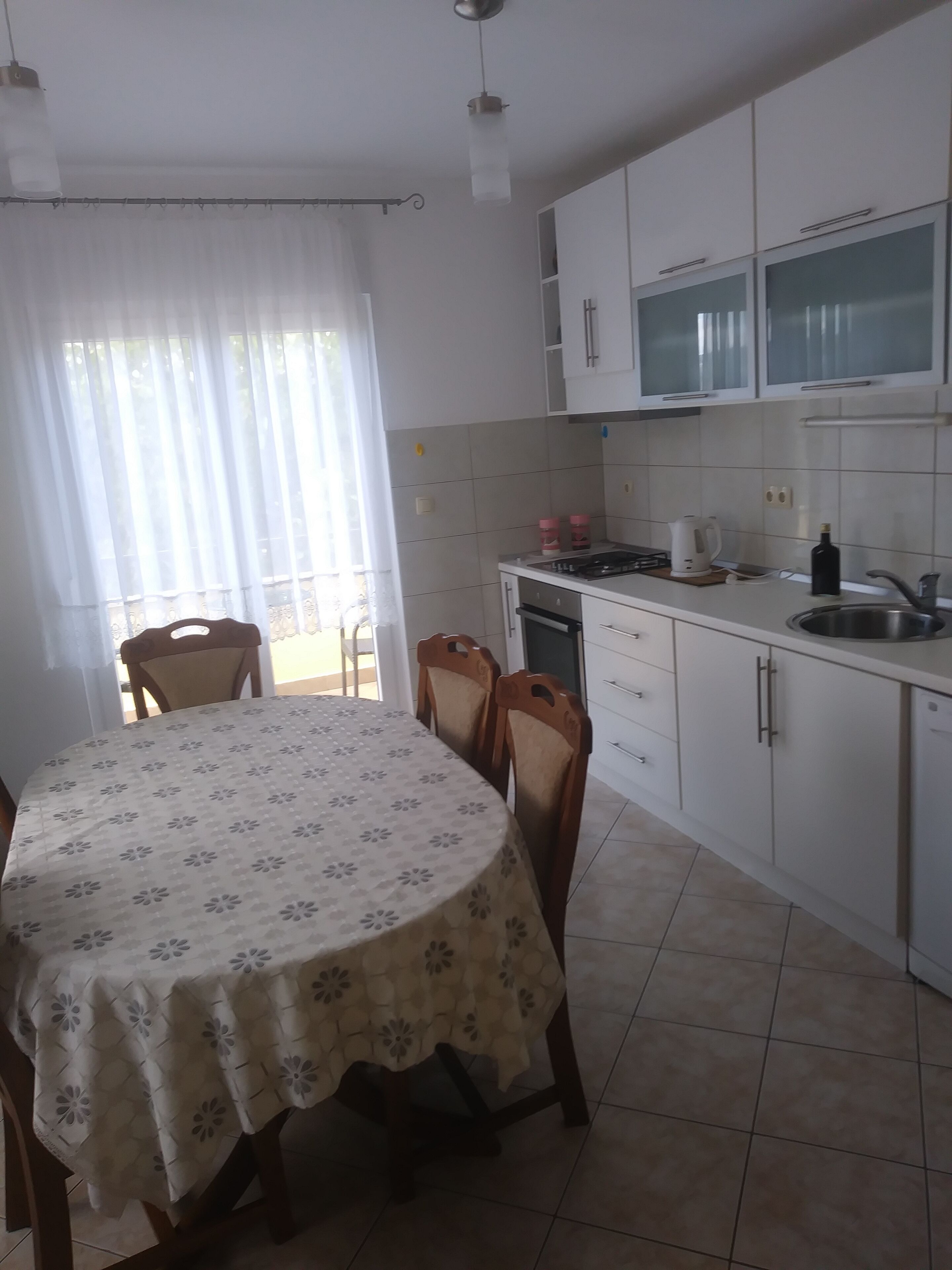 Casa Comfort | Cozinha privada | Um frigorífico, um forno, uma placa de cozinha, uma chaleira elétrica 